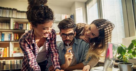 사랑스럽고 장난스럽고 매력적이고 근면한 두 명의 고등학생이 혼란스럽고 잘 생기고 괴상하고 수염을 기른 동급생을 껴안고 햇볕이 잘 드는 도서관에서 재미를 요구하는