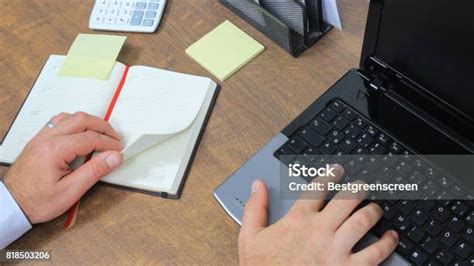 그의 책상에서 작동노트북 및 개인 조직자를 사용 하 여 사업 경영자에 대한 스톡 사진 및 기타 이미지 경영자 공부 기업 재무와 산업 Istock