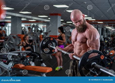Hombre Calvo Con Barba En El Gimnasio El Hombre Musculoso Que Hace Ejercicios De Barbacoa Hombre