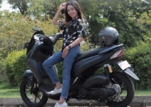 Panduan Berkendara Sepeda Motor Yang Aman Bagi Wanita Carmudi