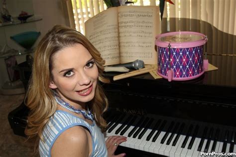 Tera Knightly Deep Throats A Big Hard Cock Like A Slide Trombone Porn Pictures Xxx Photos Sex