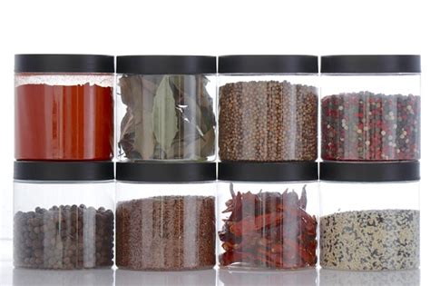 검은 뚜껑이 있는 투명한 항아리에 담긴 주방 조미료 세트 흰색 배경에 다른 향신료를 가진 두 줄의 용기 0명에 대한 스톡 사진 및 기타 이미지 Istock