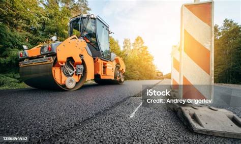 진동 아스팔트 롤러 압축기 압축새로운 아스팔트 포장 도로 서비스는 고속도로를 수리 0명에 대한 스톡 사진 및 기타 이미지 0명 개발 건설 산업 Istock