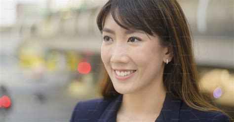 아름 다운 젊은 아시아 비즈니스 여자의 초상화는 현대 도시에서 일하고 있다 사진 Unsplash의 양복 이미지