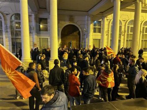 Видео Со факели зурли и тапани ВМРО ДПМНЕ слави победа пред палатата „Христо Татарчев