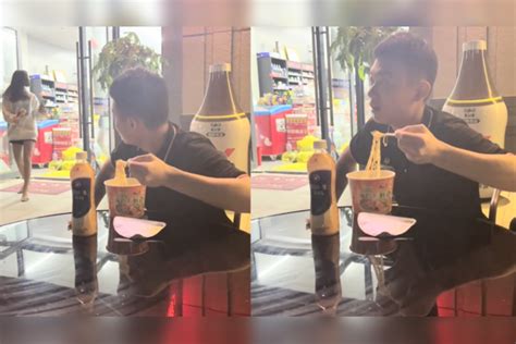 男子在便利店门口吃泡面遇美女！瞬间泡面不香了，直勾勾伸老长脖子看