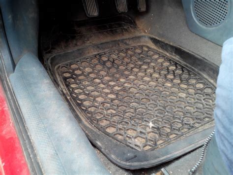 Резиновые коврики под ноги, пульт на руль Pioneer CD-SR100 — Skoda ...