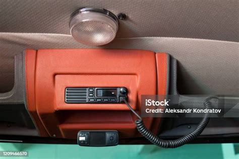 비상 경찰 구급차 및 소방관과의 통신을위한 마이크와 라디오 방송국이있는 트럭 천장의 모바일 무전기 개체 그룹에 대한 스톡 사진