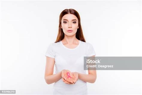 인식 건강 한 여자 개념 심각한 레이디 그녀의 손 흰색 배경에 고립 된 스탠드에에서 핑크 리본을 들고 젊은 유 방 Charitable Foundation에 대한 스톡 사진