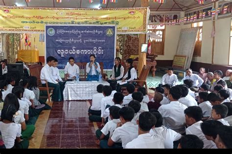 ပုဗ္ဗသီရိမြို့နယ် သပြေကုန်းအခြေခံပညာအထက်တန်းကျောင်းခွဲ၌ စာဖတ်ရှိန်မ