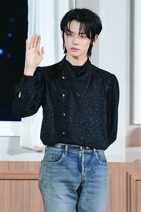 투모로우바이투게더 연준 촉촉한 눈빛