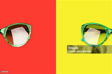 녹색 선글라스 노란색과 빨간색 배경은 상단보기를 닫고 화려한 배경에 패션 여성 선쉐이드 트렌디 한 현대 여성 안경 여름 해변 휴일 자외선 보호 복사 공간 0명에 대한 스톡