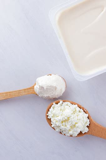 화이트 보드에 여러 생활 용품입니다 코 티 지 치즈 크림 및 소프트 치즈는 흰색 바탕에 유리 부드러운 치즈 샌드위치에 우유 나무 칼 붙 이입니다 공간에 복사 합니다 예술 0