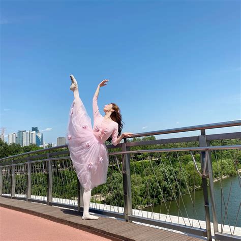 캐리tv 저 우아하고 아름다운 선을 가진 사람은 누굴까요 맞아요 발레를 하는 줄리죠🩰