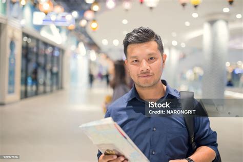아시아 남자 사무실 공항 터미널에는 배낭 여행자를 위한 비행기를 기다리는 공항 건물 안에 행복 한 미소 여행 개념입니다 가방에 대한 스톡 사진 및 기타 이미지 Istock