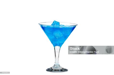 흰색 배경에 얼음이 고립 된 마티니를위한 유리에 푸른 칵테일 흰색 배경에 마티니와 블루 칵테일 0명에 대한 스톡 사진 및 기타