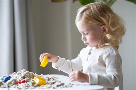 귀여운 행복한 백인 금발 곱슬 머리 유아 실내에서 운동 모래를 가지고 노는 아기 소녀 미취학 아동 초기 발달 운동 감각 기술 개념 12 17 개월에 대한 스톡 사진 및 기타