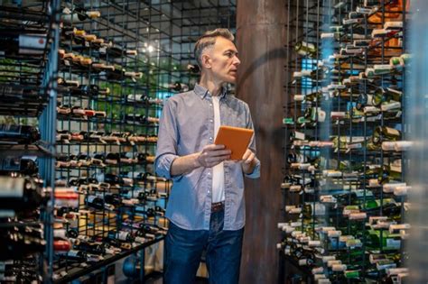 O Dono De Uma Loja De Vinhos Fazendo Uma Revisão E Parecendo Envolvido