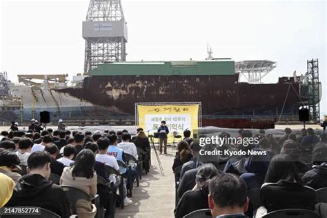 2 675 Sewol Sinking Photos And High Res Pictures Getty Images