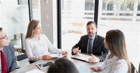 회의실에서 회의 중 동료들에게 자신의 아이디어를 설명하는 사업가 사진 Unsplash의 사무실 이미지