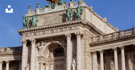 낮에는 푸른 하늘 아래 빨간색과 노란색 깃발이 있는 흰색 콘크리트 건물 사진 Unsplash의 무료 빈 이미지