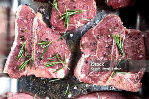 T 뼈 스테이크 생 송아지 고기 숙성 앵거스 트본 쇠고기 0명에 대한 스톡 사진 및 기타 이미지 0명 건조한 검은색 Istock