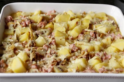 Creando En La Cocina Horneado De Salchichas ChampiÑones Y Patatas Al