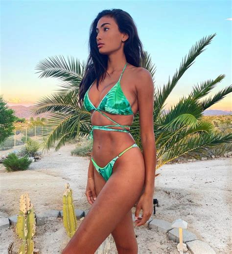 Мулатка Сильвия занимающаяся элитным эскортом в Москве