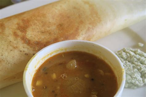 호텔 레스토랑 인도 도사 팬케이크 크 레이프 길거리 음식에 으깬 마 살라 감자 코코넛 츄 니와 삼 바 매운 렌 틸 스튜 또는 스프와 함께 야채 델리 인도에서 만든 인도 도사