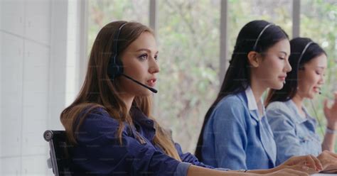 헤드셋이 있는 고객 지원 에이전트 또는 콜 센터는 데스크톱 컴퓨터에서 작동하면서 전화 통화로 고객을 지원합니다 운영자 서비스 비즈니스 대표 개념입니다 사진