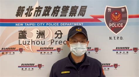 寒風冷颼颼老翁街頭獨行 蘆洲警脫保暖雨衣為其穿上以防失溫 Enn台灣電報