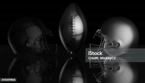 미식 축구 검은색과 회색 헬멧과 검은 배경에 어두운 3d 렌더링 실버 트로피 공 0명에 대한 스톡 사진 및 기타 이미지 0명 공 스포츠 장비 금 금속 Istock