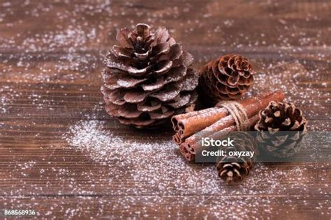 크리스마스 장식입니다 나무 테이블에 계 피 막대기로 소나무와 전나무 콘 소나무 목재에 대한 스톡 사진 및 기타 이미지 소나무 목재 소나무 침엽수 크리스마스 Istock