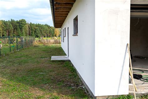 집의 벽에 흰색 실리콘 석고의 새로 적용 층 창문과 문은 검은 호일로 고정되어 있습니다 0명에 대한 스톡 사진 및 기타 이미지 0명 가리기 거친 Istock