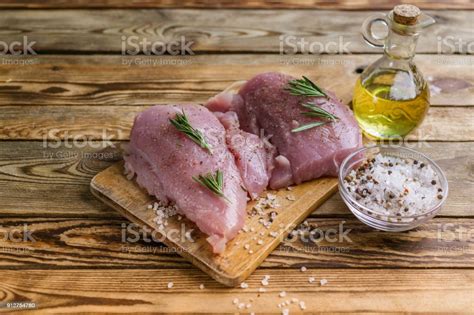 도 마 보드에 터키 등심 향신료 올리브 기름 향기로운 허브입니다 소박한 나무 배경 가금류에 대한 스톡 사진 및 기타 이미지 가금류 건강한 생활방식 건강한 식생활