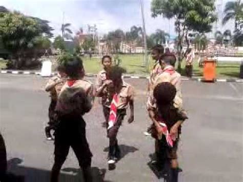 Video Lucu Pramuka Joged Celana Nya Sobek Youtube