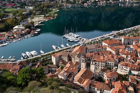 코토르kotor 역사 마을의 올드 하우스old Houses Of Kotor 위에서 내려다본 유네스코 문화유산unesco Heritage 몬테네그로