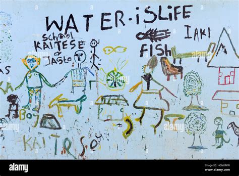 Kenia Turkana Lodwar Turkana Dorf Kaitese Kinder Zeichnen Am Wassertank Mit Motto Wasser Ist