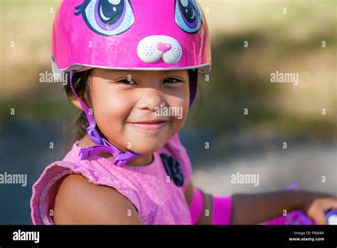 Fahrrad Helm Fotos Und Bildmaterial In Hoher Auflösung Alamy