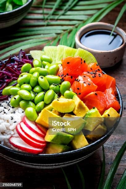 연어 아보카도 무 양배추 콩 참깨 쌀로 균형 잡힌 식단을 위한 포케 그릇 나무 테이블 배경 평면도 0명에 대한 스톡 사진 및 기타 이미지 Istock