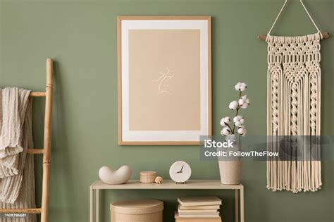 모의 포스터 프레임 마크라임 서랍의 나무 상자 베이지 색 꽃병 및 창조적 인 홈 액세서리가있는 아늑한 거실 인테리어 디자인 현자