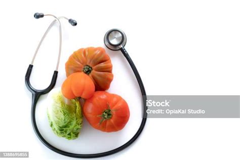 흰색 배경에 토마토와 양상추를 둘러싼 청진기 건강한 식습관 복사 공간을 복사합니다 0명에 대한 스톡 사진 및 기타 이미지 0명 개념 건강관리와 의술 Istock
