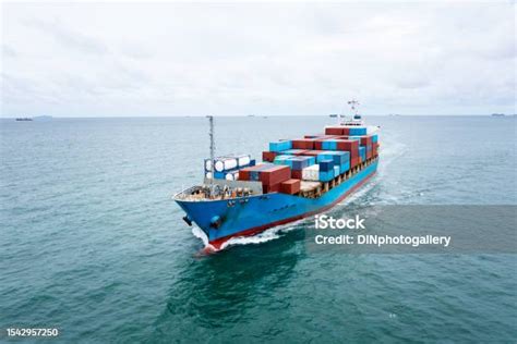 태평양 전역과 전 세계의 딜러와 소비자에게 수출 수산물을 수입하는 컨테이너 선 기업 및 산업 해상 화물 운송 0명에 대한 스톡 사진 및 기타 이미지 Istock