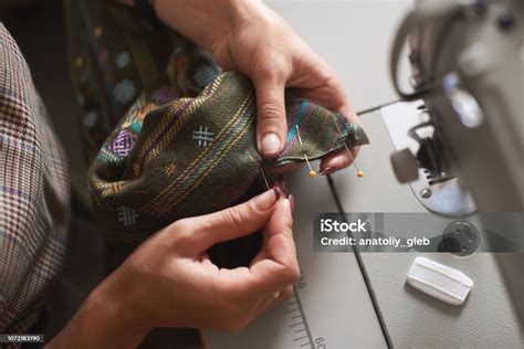 현대 전기 재봉틀 패션 스튜디오에서 독점 의류를 만드는 작업을 재 봉사 Diy에 대한 스톡 사진 및 기타 이미지 Diy 가위 공예 Istock