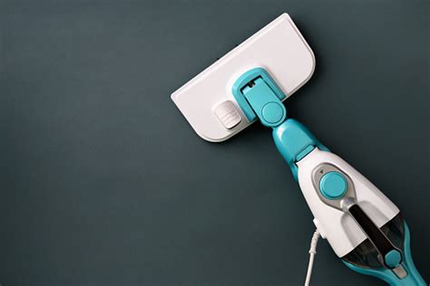 회색 배경에 증기 청소기 걸 레 평면도 평 신도 복사 공간이 있는 배너입니다 클리닝 서비스 컨셉 대걸레에 대한 스톡 사진 및 기타 이미지 Istock