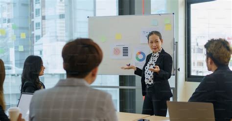 일에 전념하는 아시아 사업가들의 만남 사무실에서 함께 일하는 창의적인 비즈니스 팀 사진 Unsplash의 실내 이미지