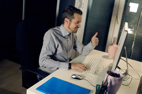 홈 오피스에서 데스크톱 Pc를 통해 화상 통화를 하는 행복한 사업가 Voip에 대한 스톡 사진 및 기타 이미지 Voip 그래픽 디자이너 기업가 Istock