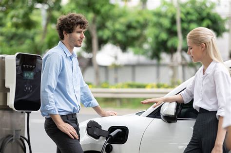 진보적 인 사업가와 사업가 충전 지점과 Ev 자동차 교통수단에 대한 스톡 사진 및 기타 이미지 교통수단 금융 기업 비즈니스 Istock
