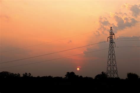 황혼과 나무 실루엣에 케이블이있는 고전압 전기 포스트 0명에 대한 스톡 사진 및 기타 이미지 0명 강철 검은색 Istock
