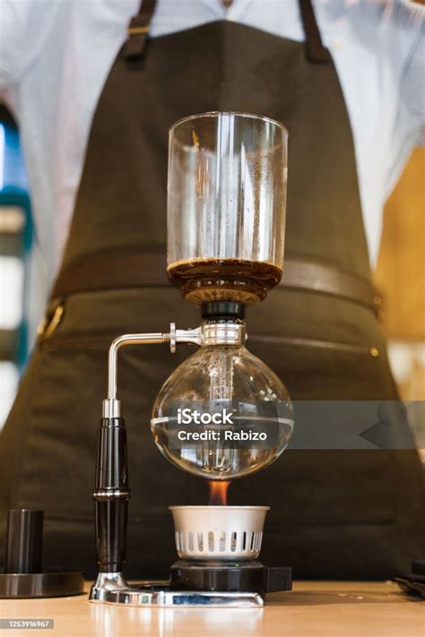 사이펀 장치에 의해 커피 양조 클로즈업 사이펀은 화재로 가열됩니다 불에 사진을 양조 커피 만들기의 대안 방법 소셜 네트워크의